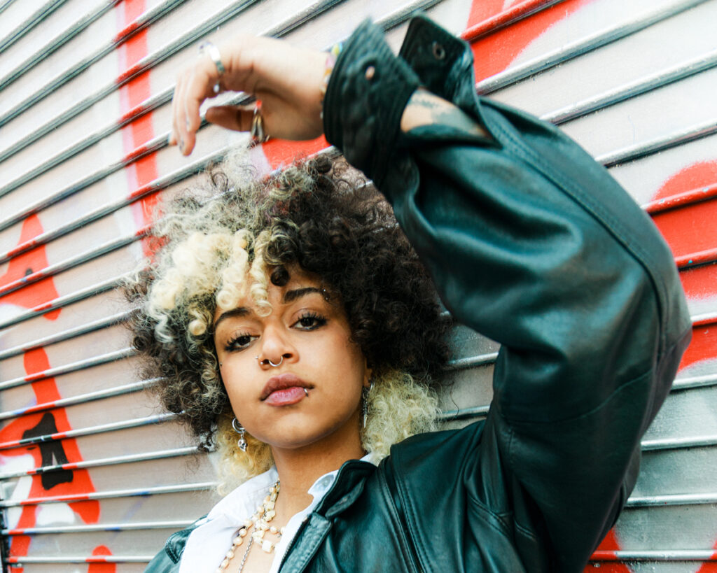 NXDIA – Queerer Alt-Pop mit neuem Album I Promise No One’s Watching im ...